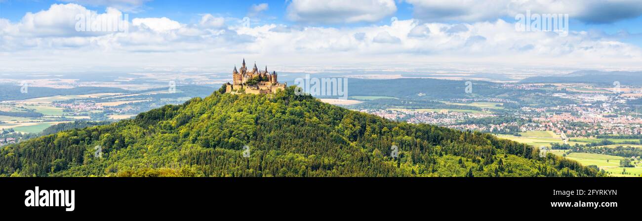 Vue panoramique sur le château Hohenzollern en haut de la montagne, paysage avec le burg ...