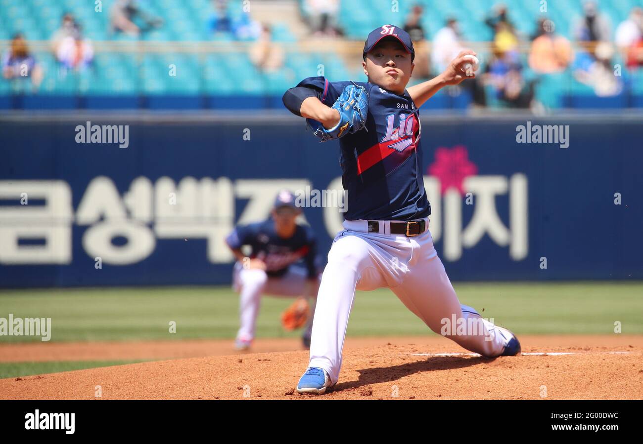 31 mai 2021. Lee Seung-min Lee Seung-min de Samsung Lions lance un terrain contre les ours ...