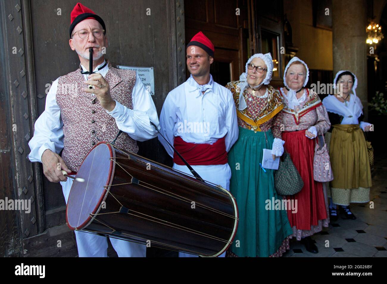 Provencal Costume Banque d'image et photos - Alamy