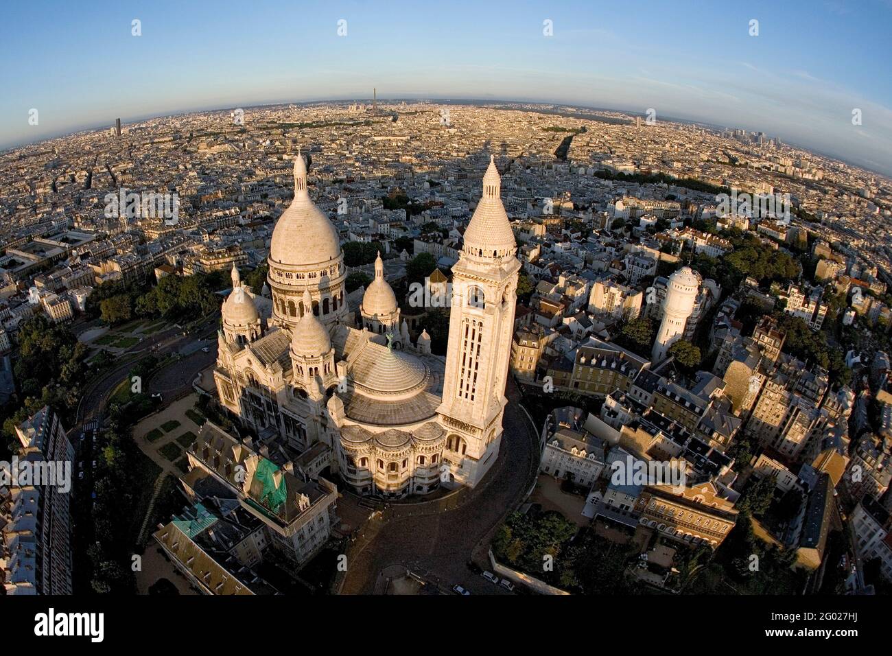 FRANCE. PARIS (75) VUE AÉRIENNE DE LA BASILIQUE DU SACRÉ-CŒUR DEPUIS LE NORD. EN ARRIÈRE-PLAN ...