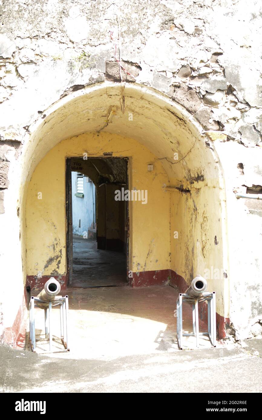 Entrée voûtée des cellules de la prison au fort Grenada Caribbean ...