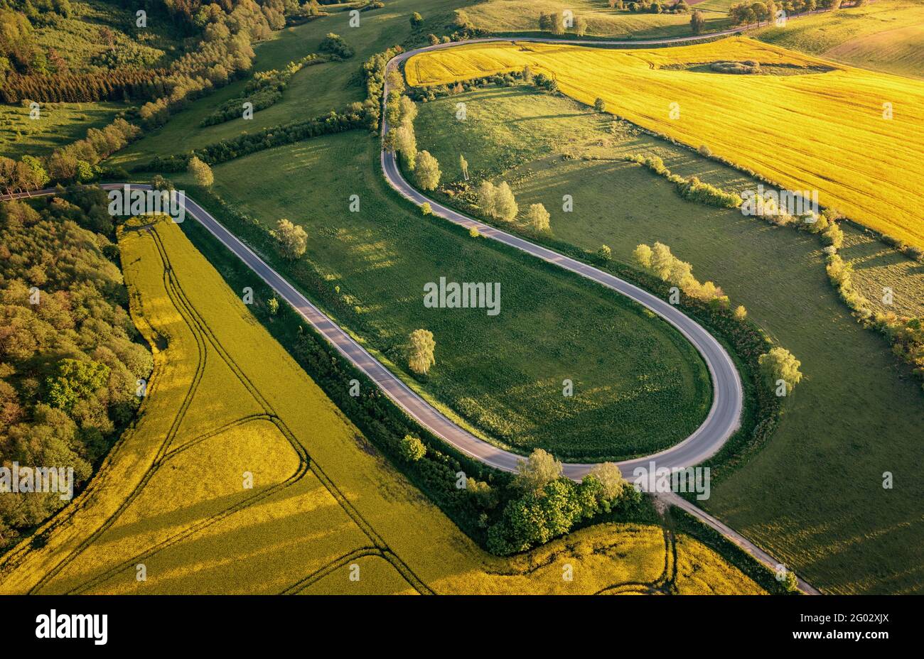 Courbe de route sinueuse Banque de photographies et d’images à haute ...