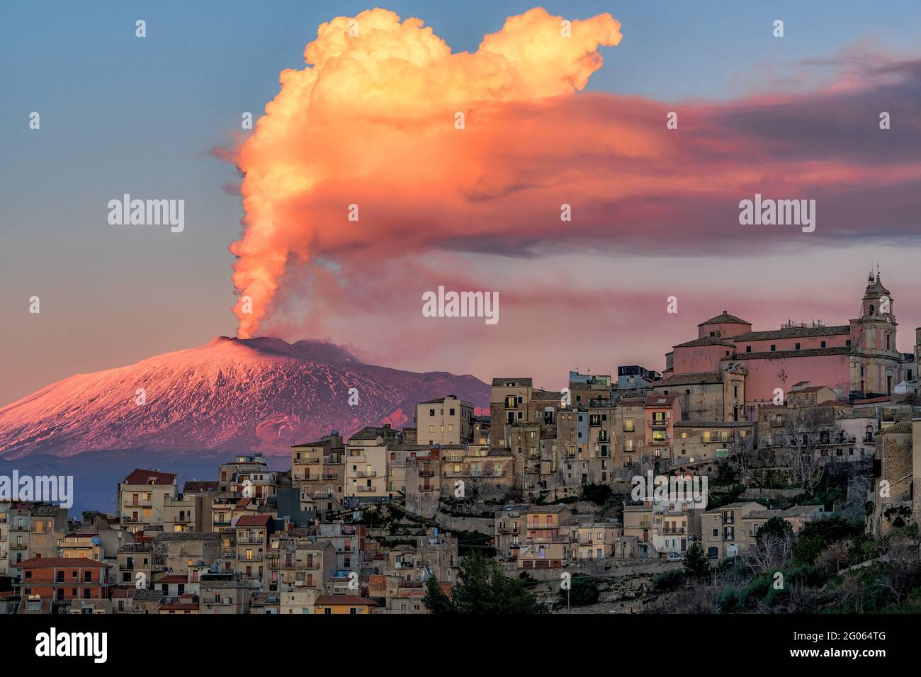Etna eruption village Banque de photographies et d’images à haute ...