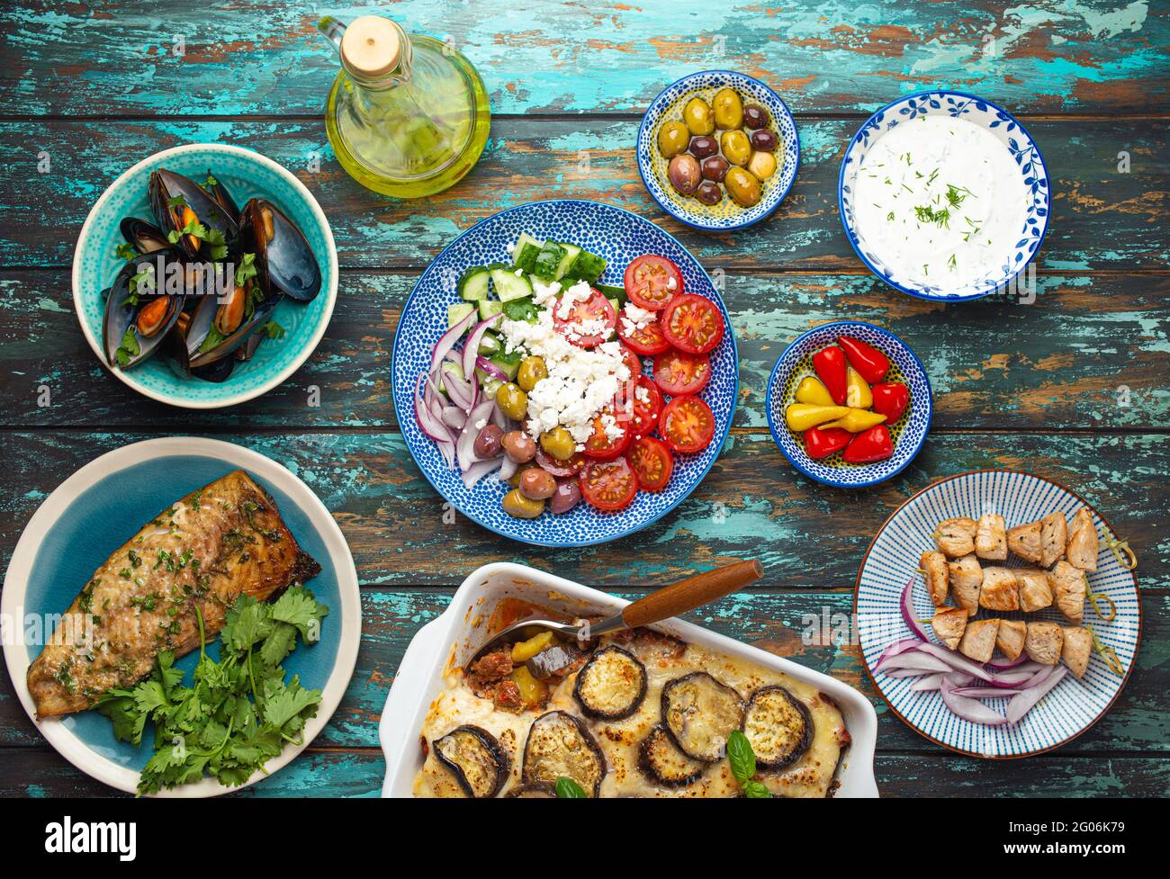 Assortiment de plats grecs traditionnels d'en haut Photo Stock - Alamy