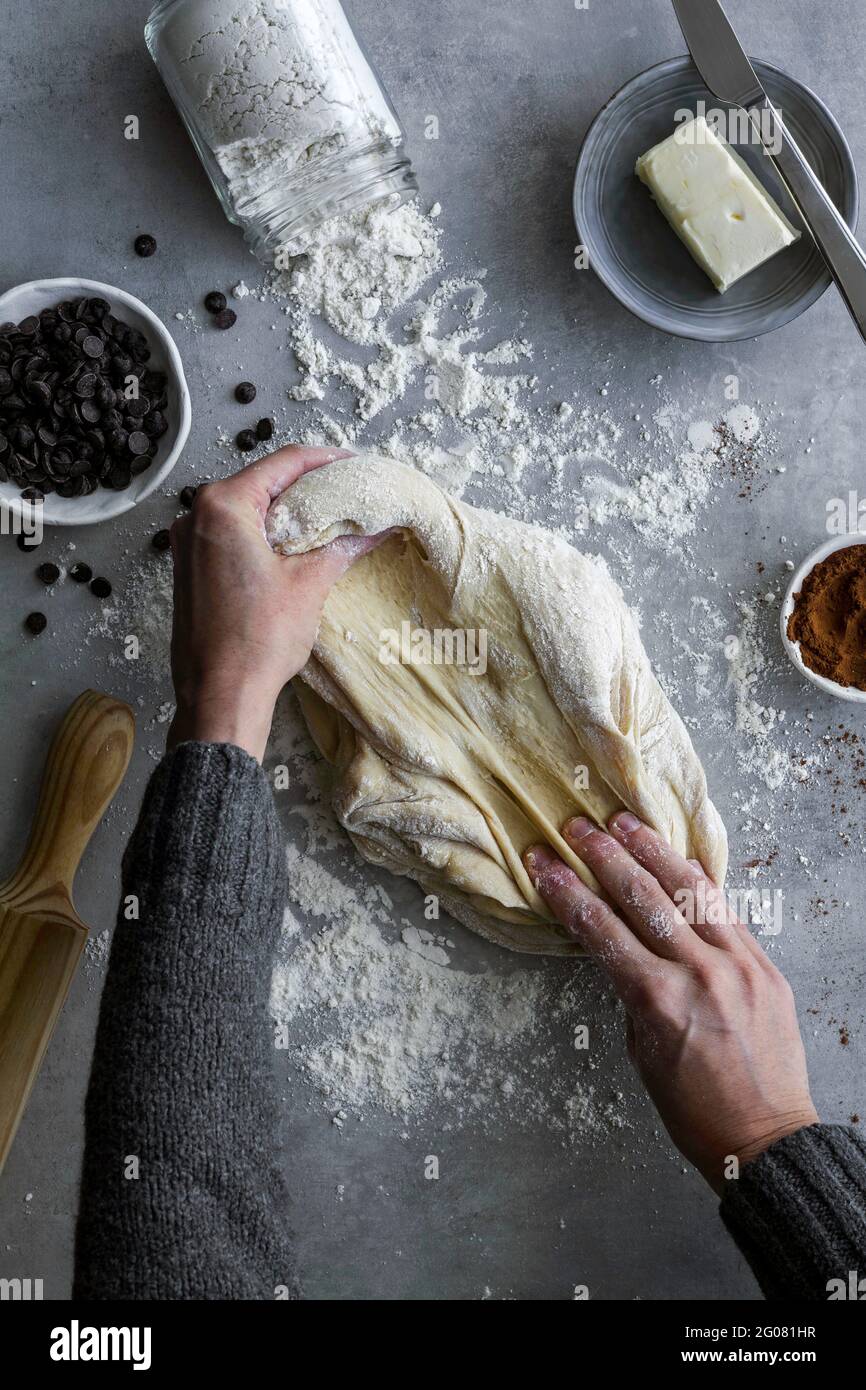 Du dessus de la main de récolte de pâte fraîche à rouler femelle non ...