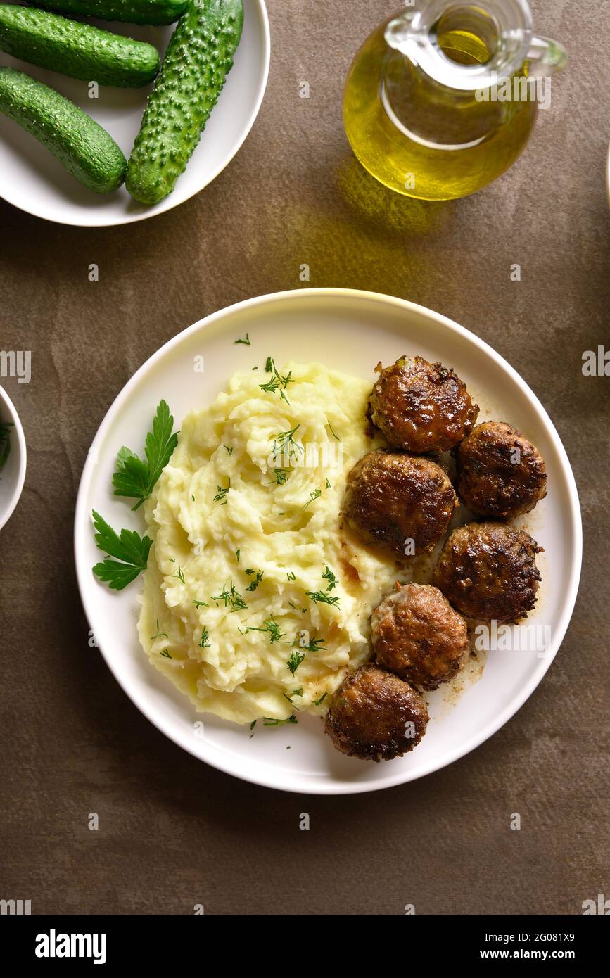 Côtelettes de viande hachées avec purée de pommes de terre sur l ...