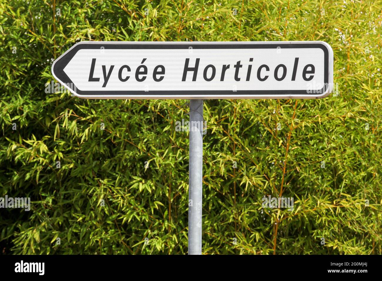 Le panneau de route de l'école horticole en France s'appelle lycee ...