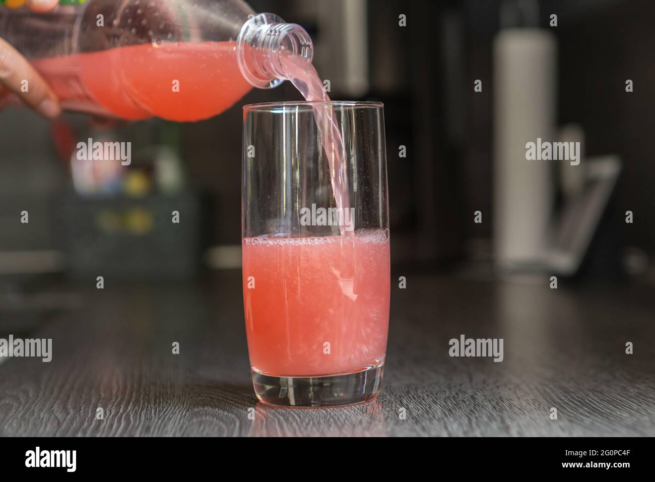 Verser une boisson Banque de photographies et d’images à haute ...