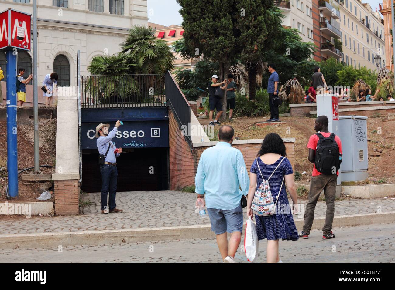 Personnes à l'entrée de la station de métro Colosseo à Rome, Italie ...