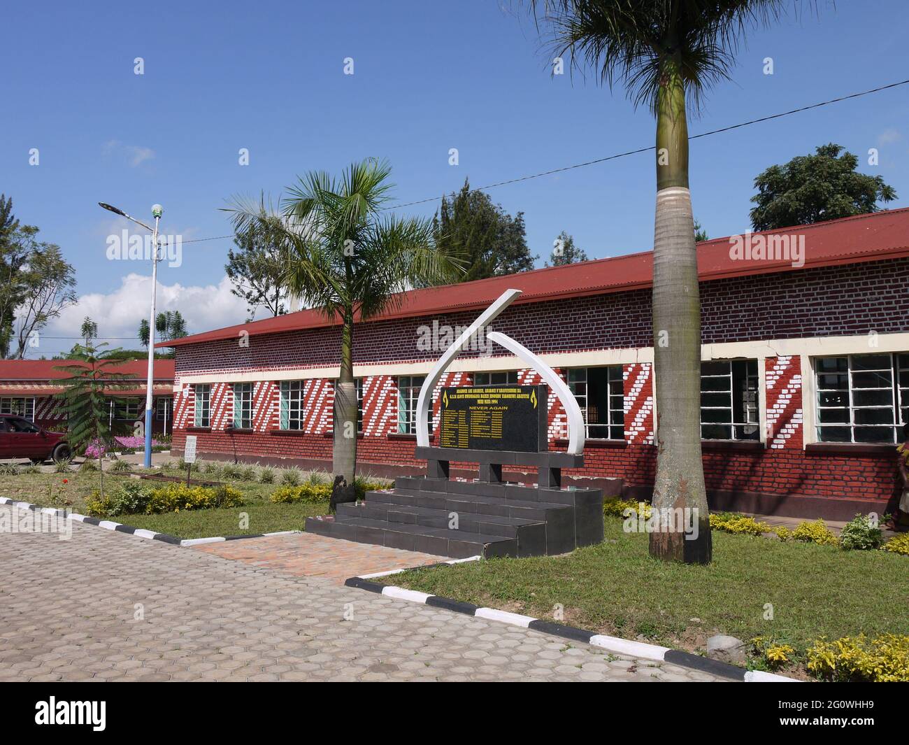 Monument à la mémoire du génocide tutsi de 1994 à l'école secondaire ...
