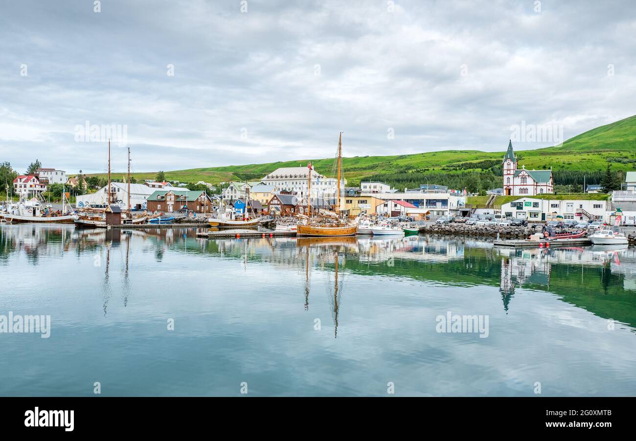 Husavik un village de pêcheurs isolé dans le nord de l'Islande est ...
