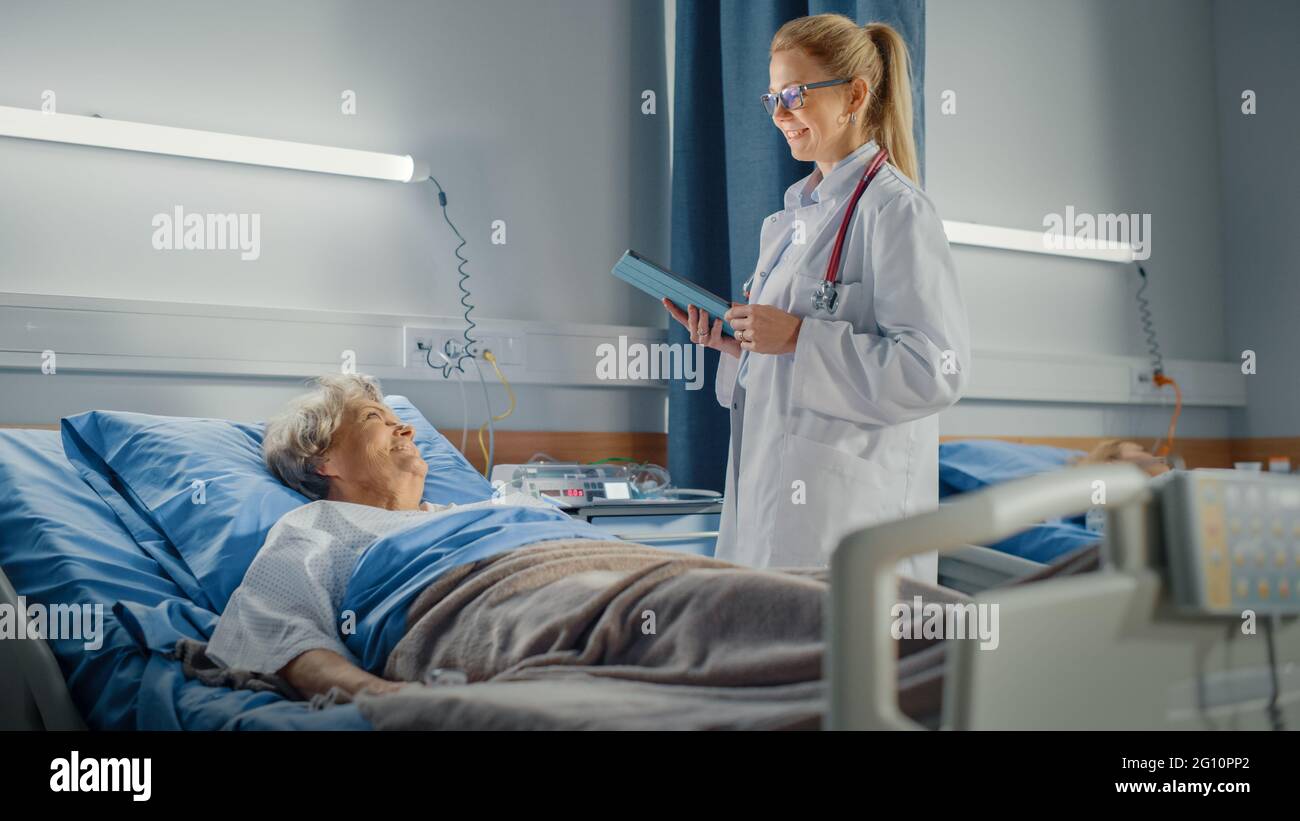 Service hospitalier : un médecin amical pose des questions de soins de ...
