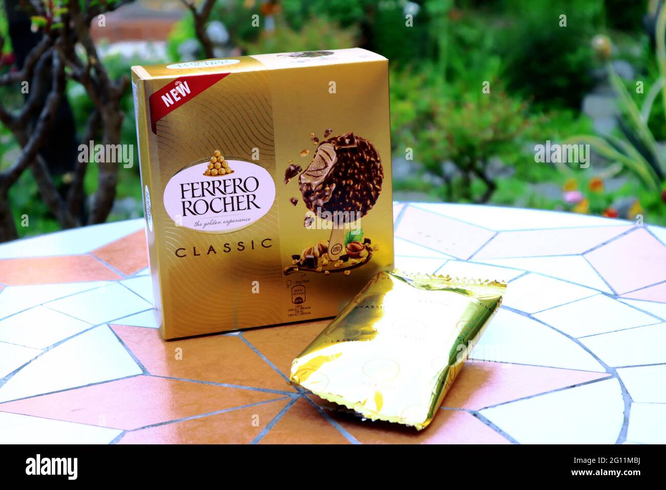 CRÈME glacée FERRERO ROCHER. Ferrero Rocher est une marque italienne de ...