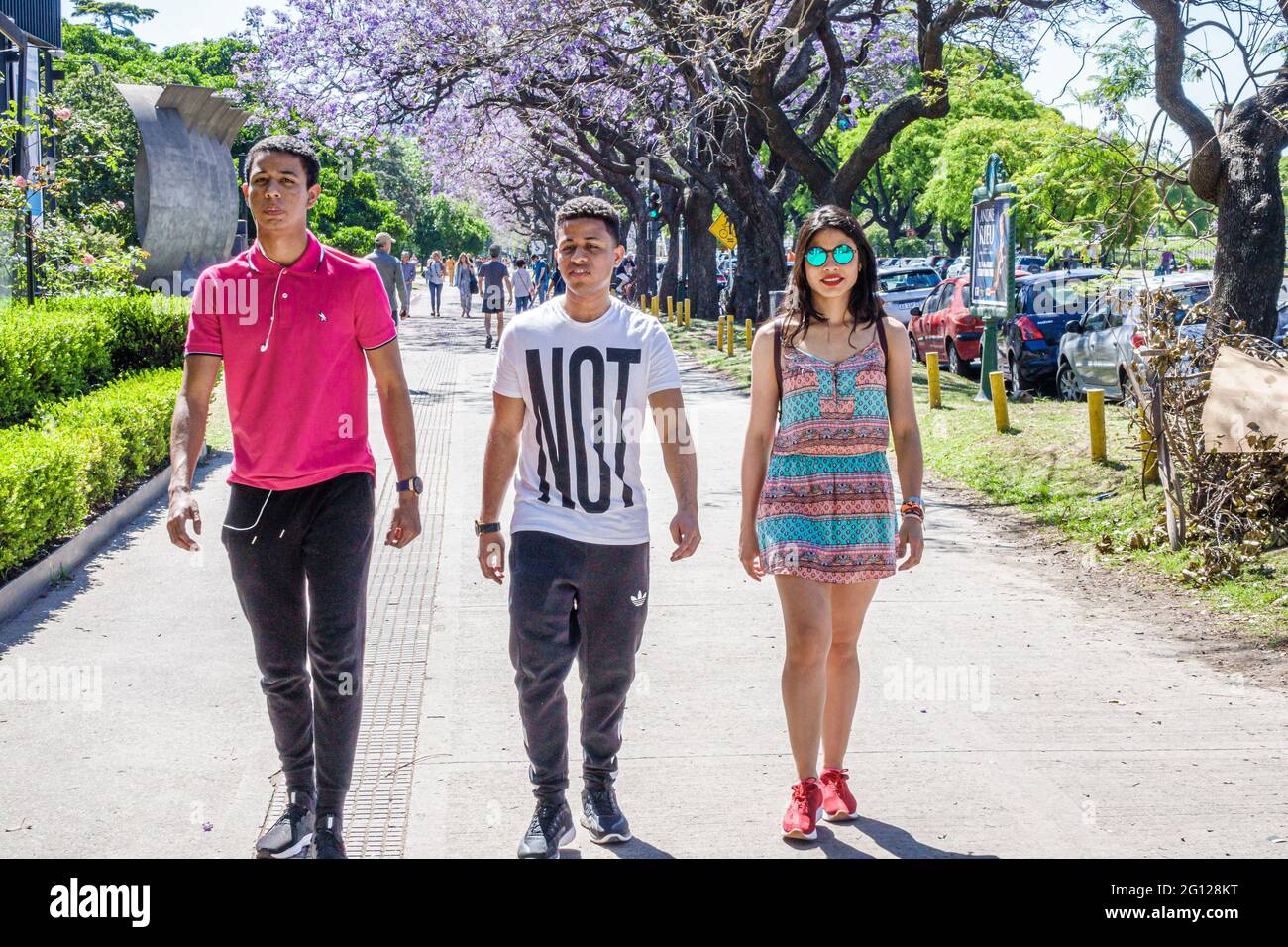 Teen boy on sidewalk Banque de photographies et d’images à haute ...