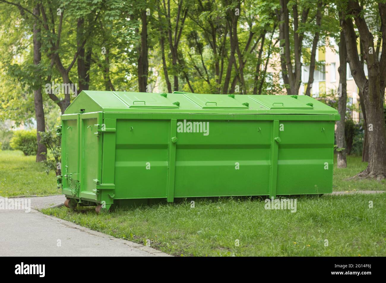 Conteneur couvert pour déchets ménagers et de construction. Conteneur ...