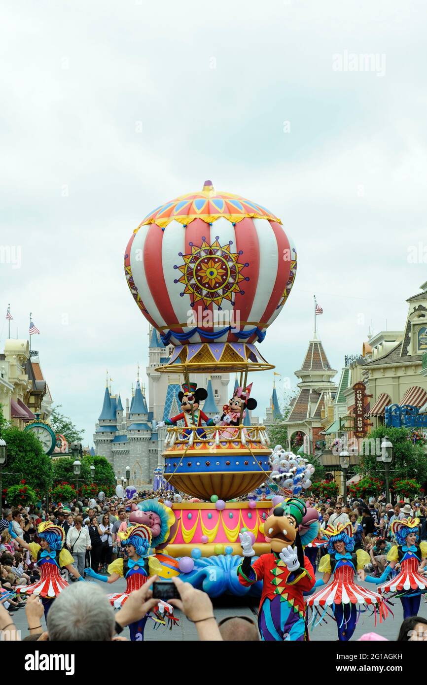 Mickey Mouse et Minnie Mouse en montgolfière, Festival of Fantasy ...