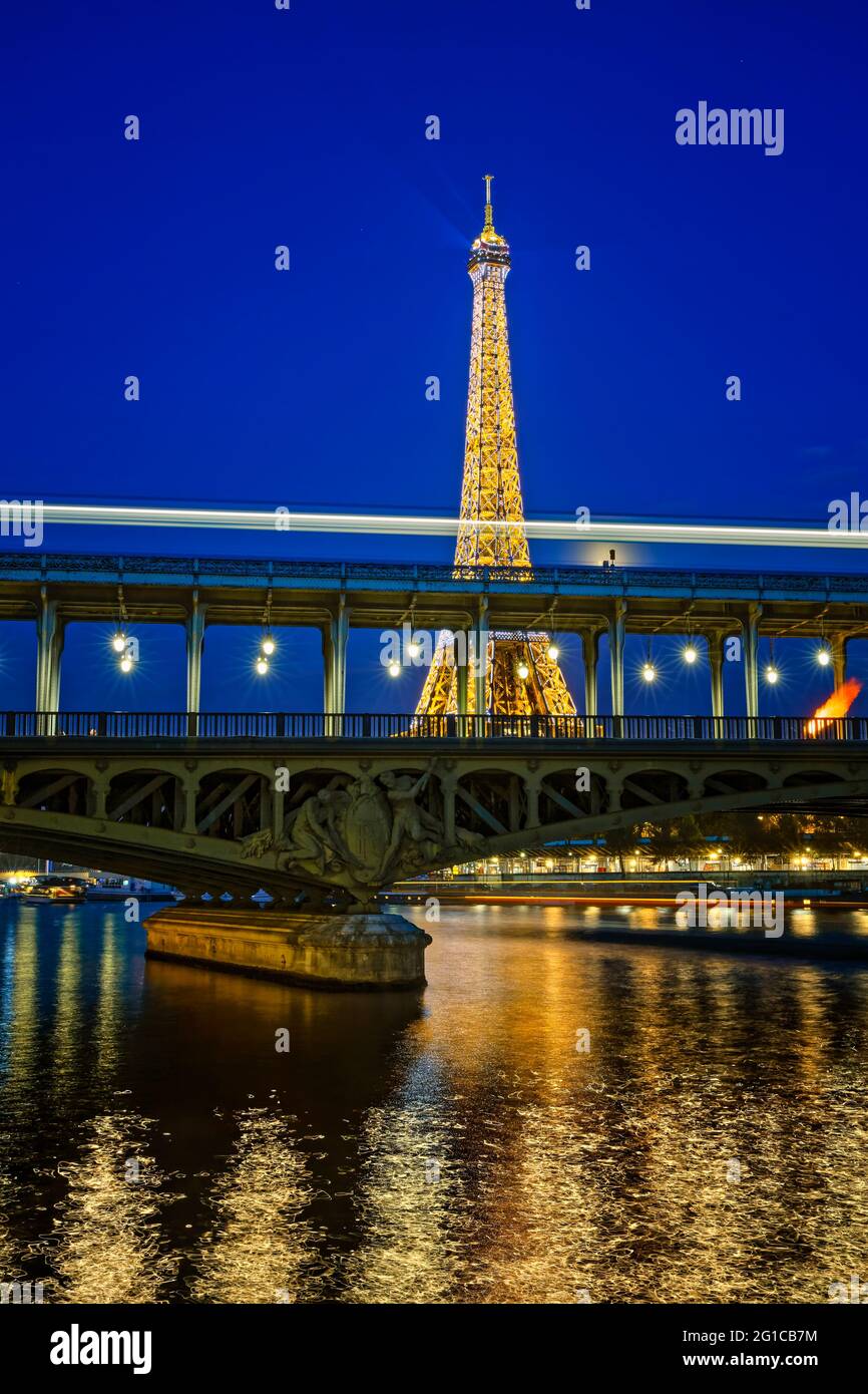 TOUR EIFFEL AVEC FEUX DE JOUR LA NUIT, PONT BIR-HAKEIM ET MÉTRO AÉRIEN, SEINE À PARIS, FRANCE ...