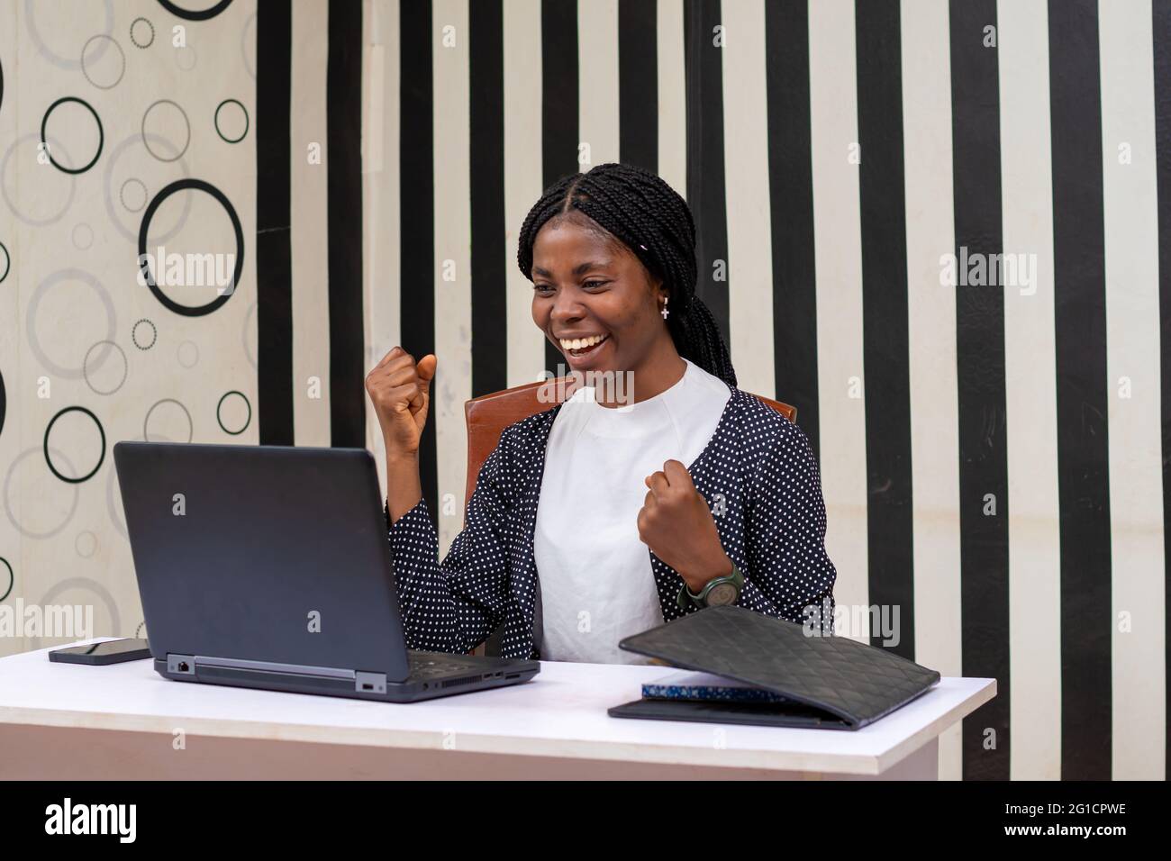 jeune belle secrétaire africaine se sentant excitée de ce qu'elle a vu ...