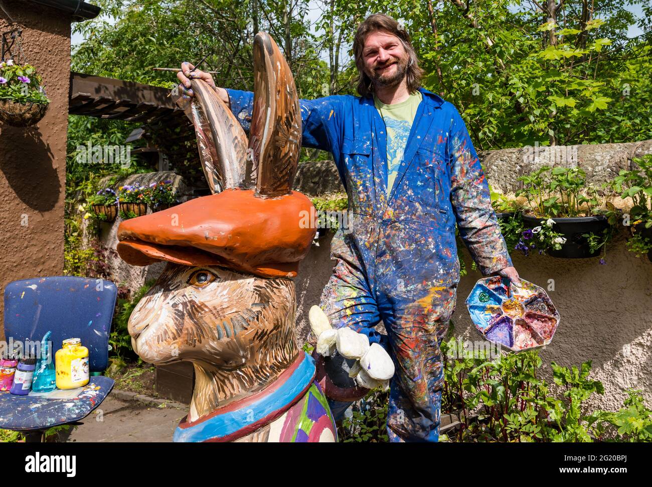 L'artiste Chris Rutterford peint une sculpture humoristique de lièvre ...