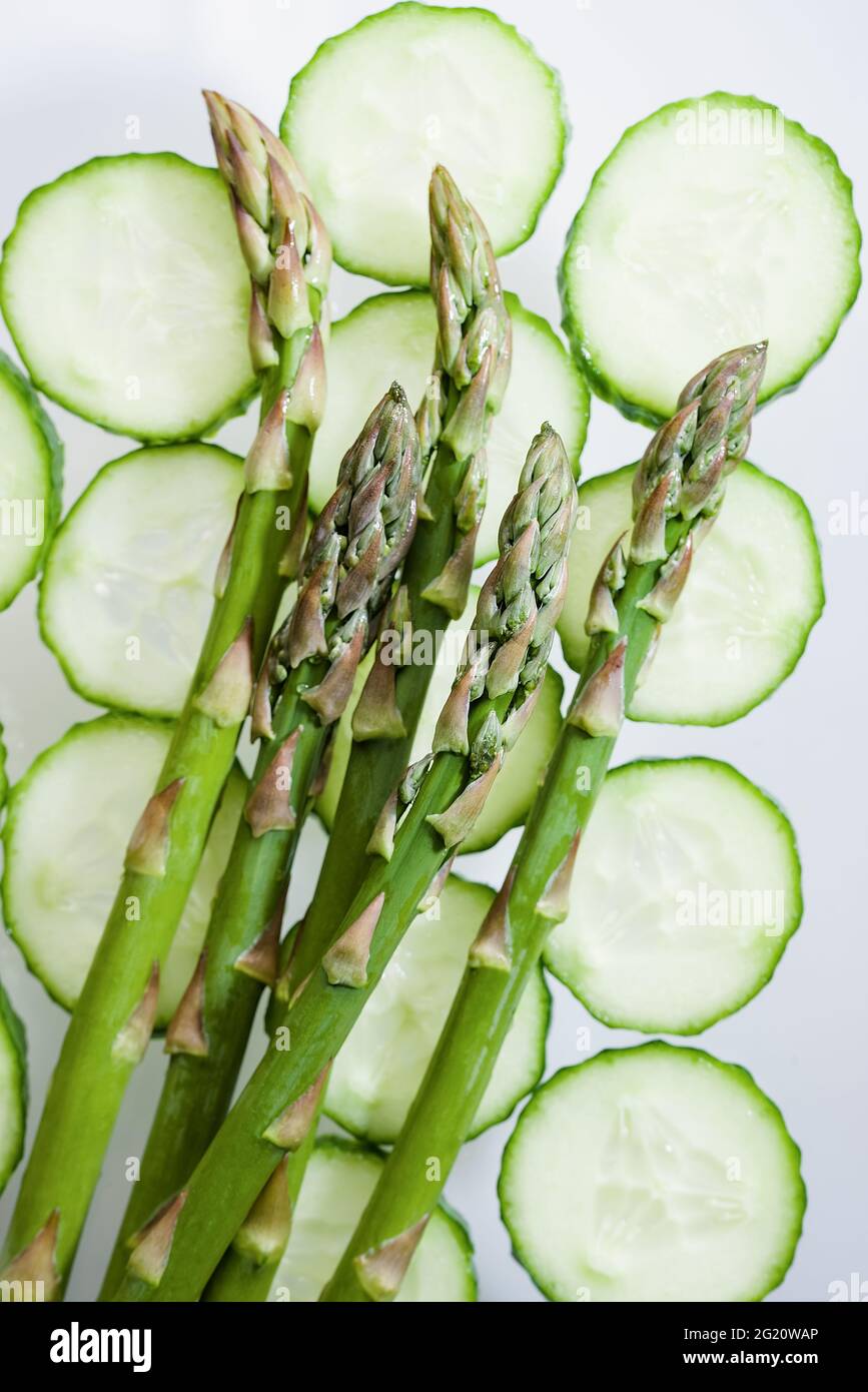 arrière-plan avec tranches de concombres et asperges. Gros plan des ...