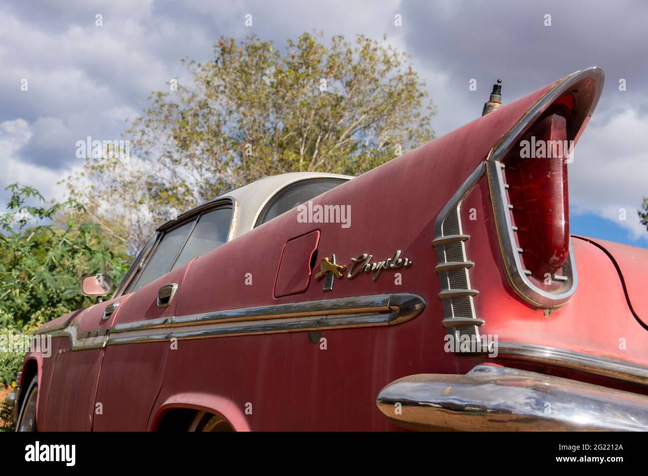 Une Chrysler rose rétro vintage avec des feux arrière élégants qui ...