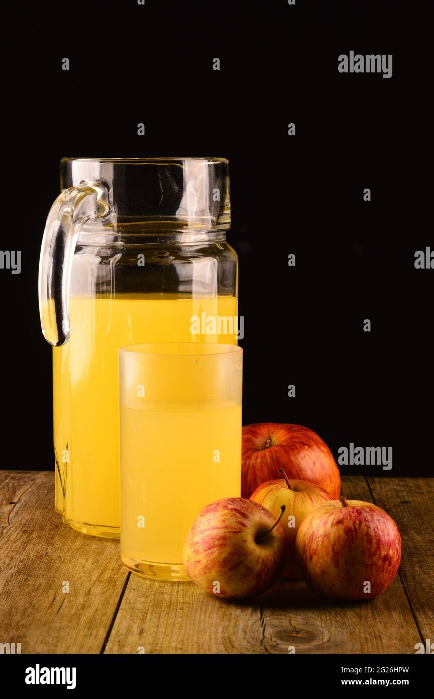 Pot de jus de pomme Banque de photographies et d’images à haute ...