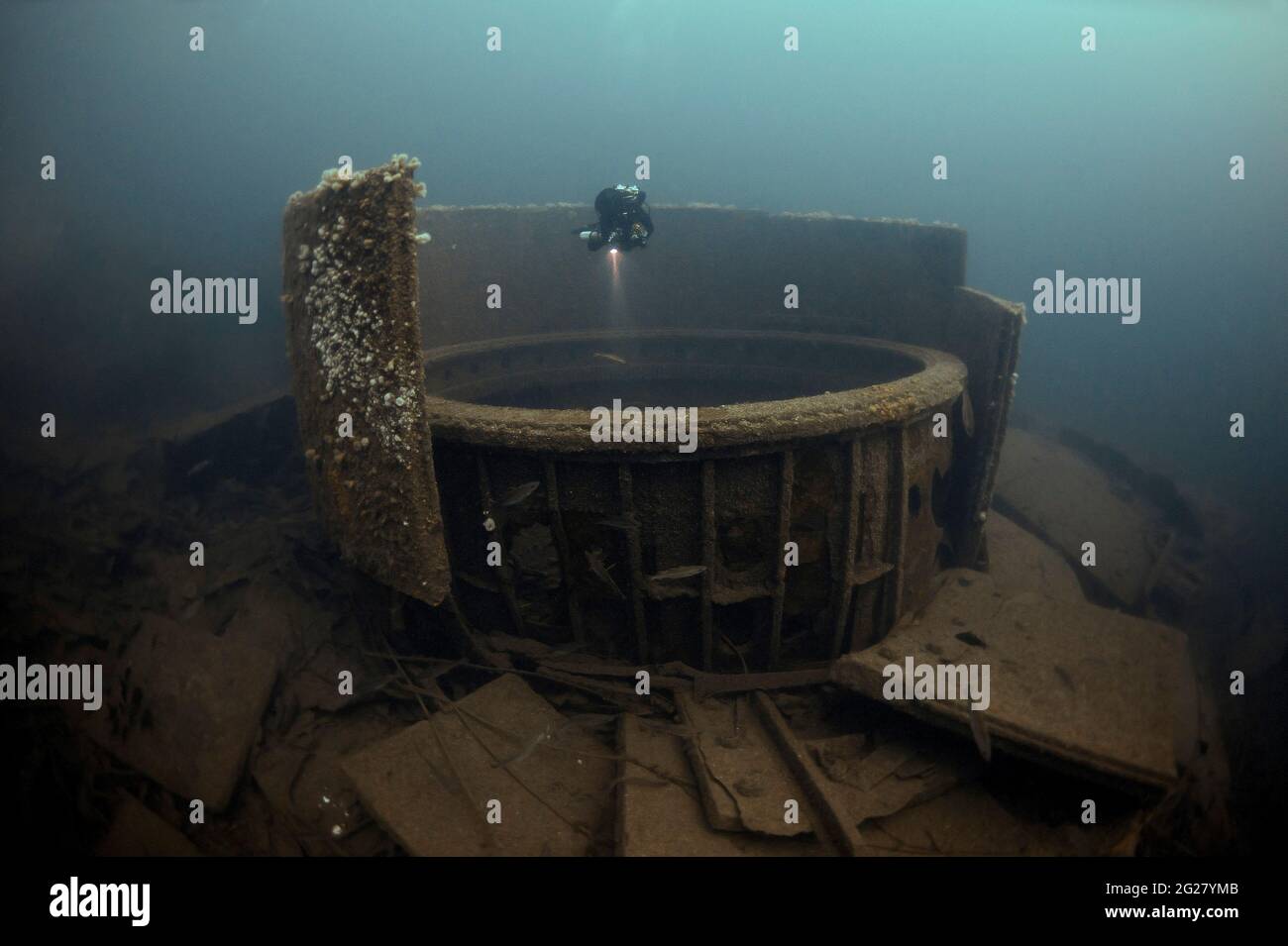 Plongeur explorant une barbette blindée de HMS audacieuse qui a été ...