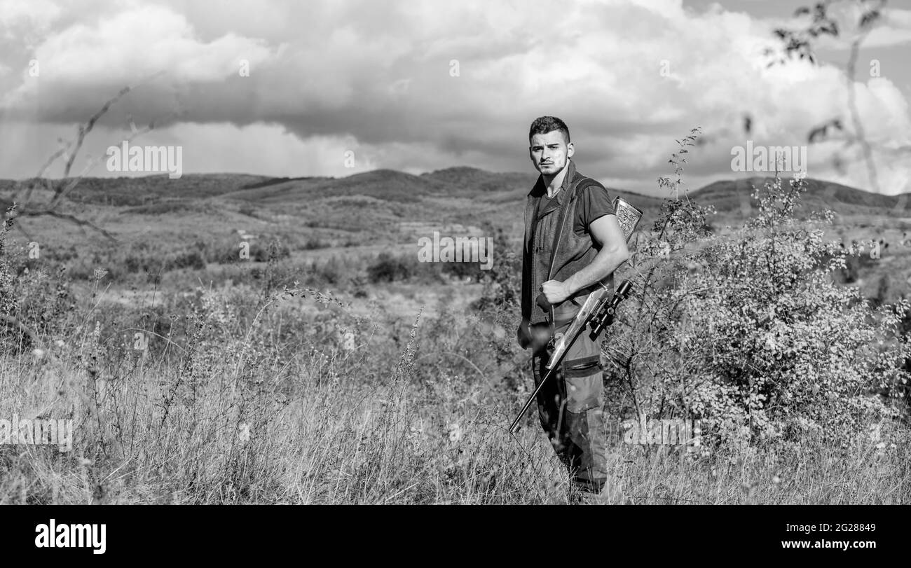 Concept de chasse. Réglementation de la chasse. Homme musclé gars ...