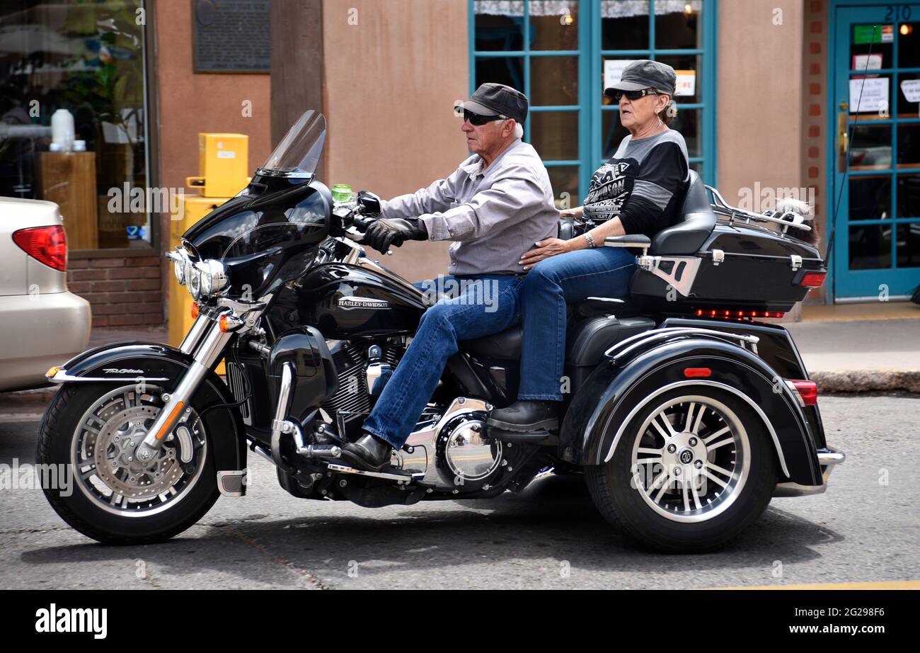 Un couple senior fait un tour de Harley-Davidson Trike Tri-Glide à ...
