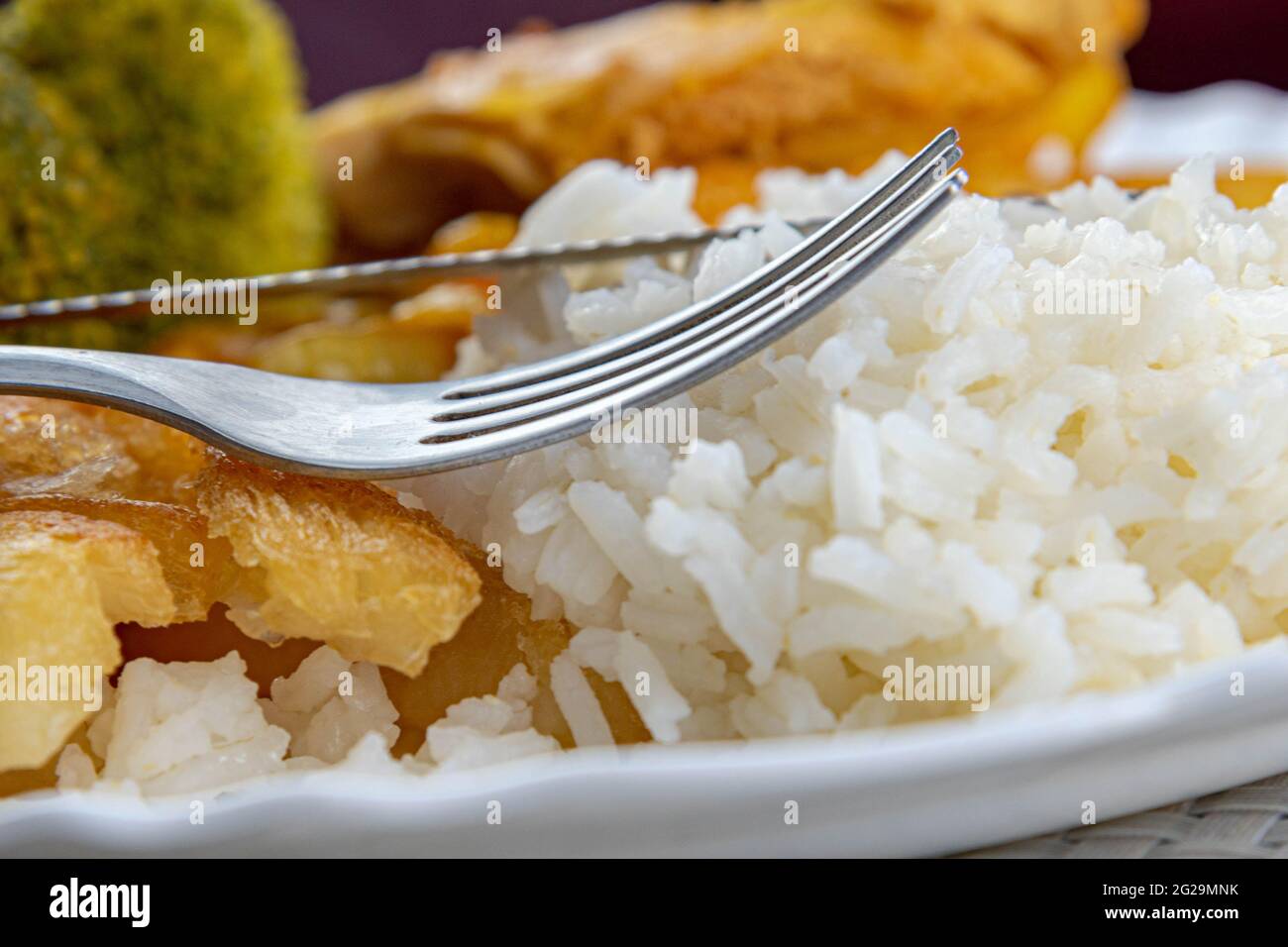 Plat brésilien typique avec riz et haricots, salade et viande de poulet ...