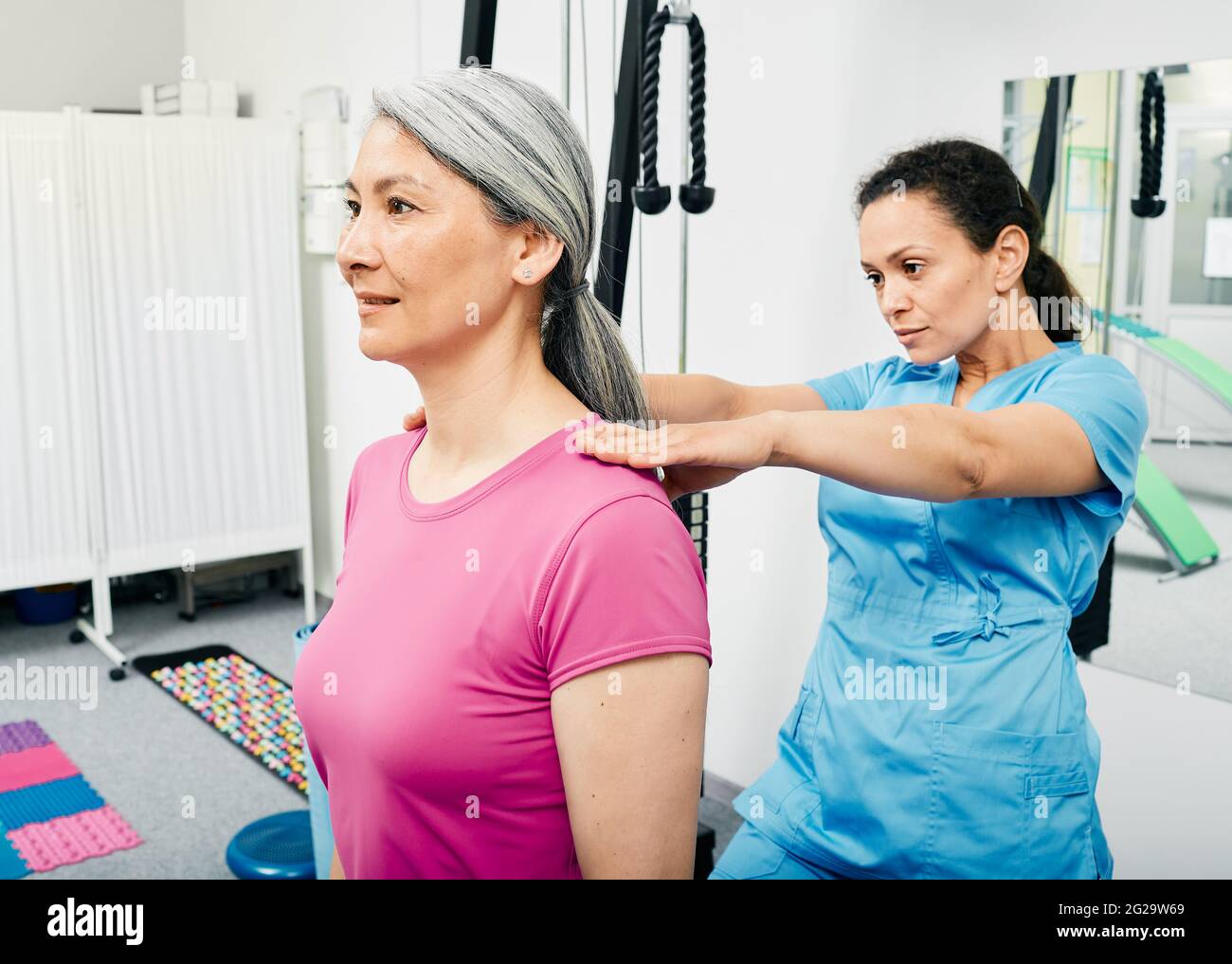 L'ostéopathe examine la colonne vertébrale d'une femme mature. Examen ...