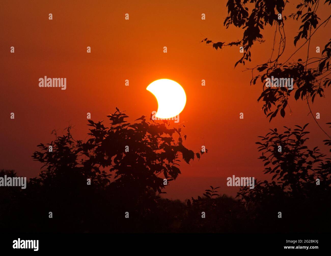 éclipse solaire partielle 2021 Banque de photographies et d’images à ...