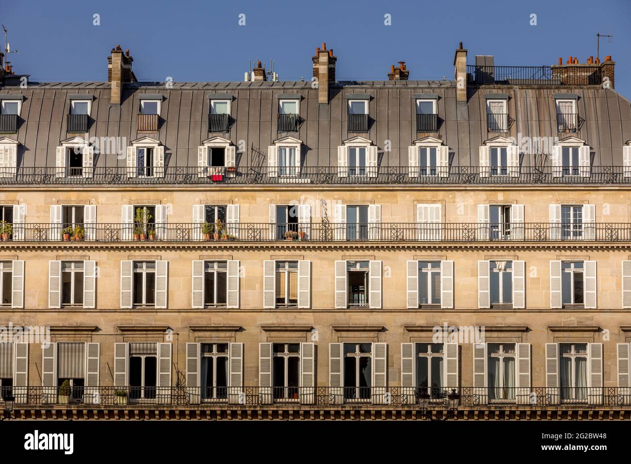 Façade en pierre haussmann Banque de photographies et d’images à haute ...