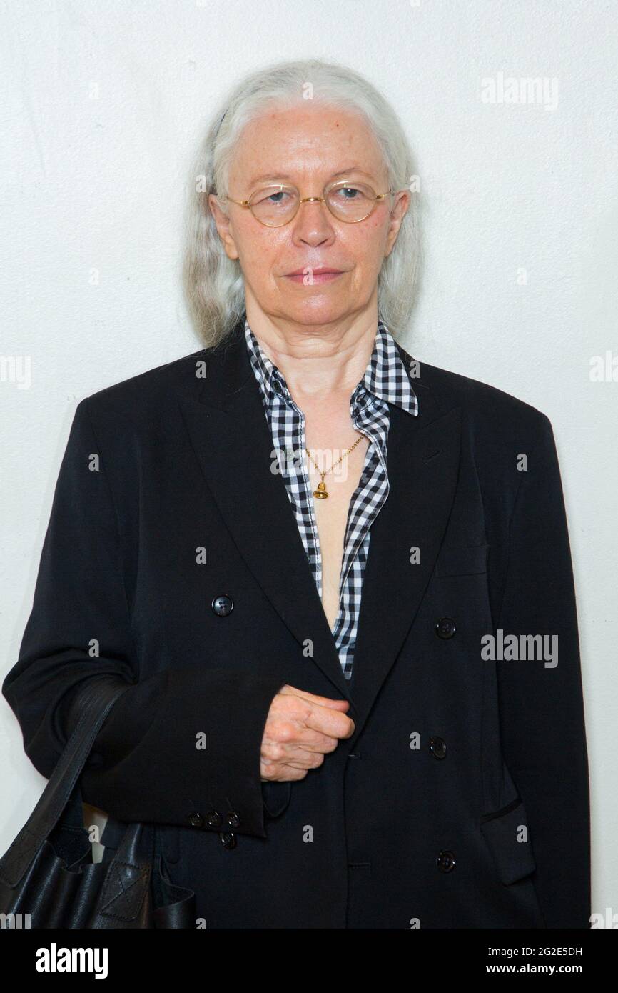 Dominique Issermann participe à la première de Bernard Henri Levy au ...