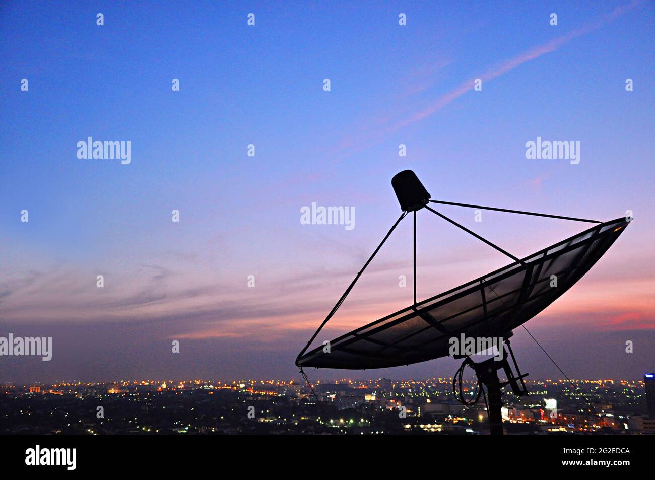 Une antenne parabolique Banque de photographies et d’images à haute ...