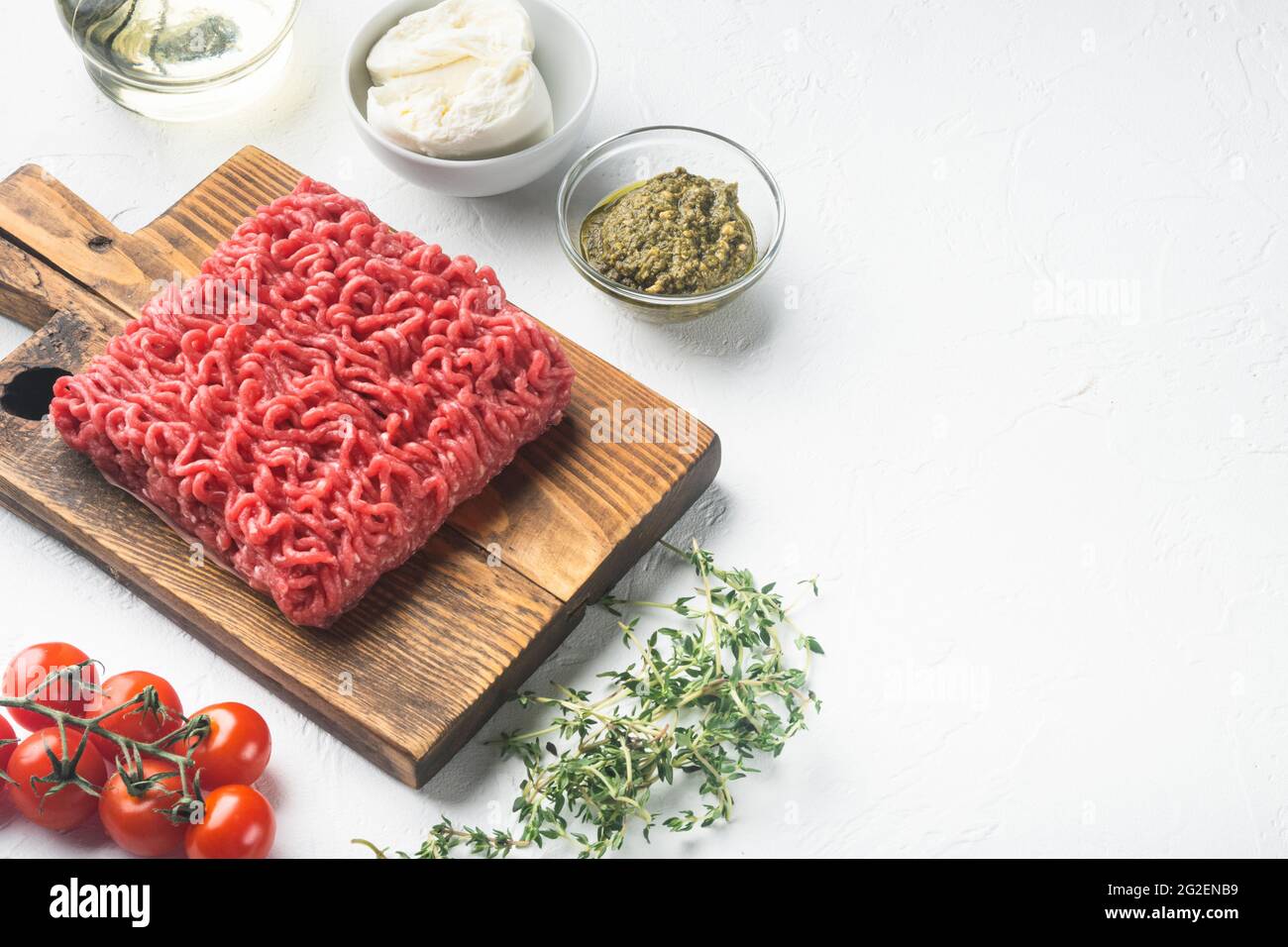 Viande hachée crue avec épices, légumes et herbes et boulettes de ...