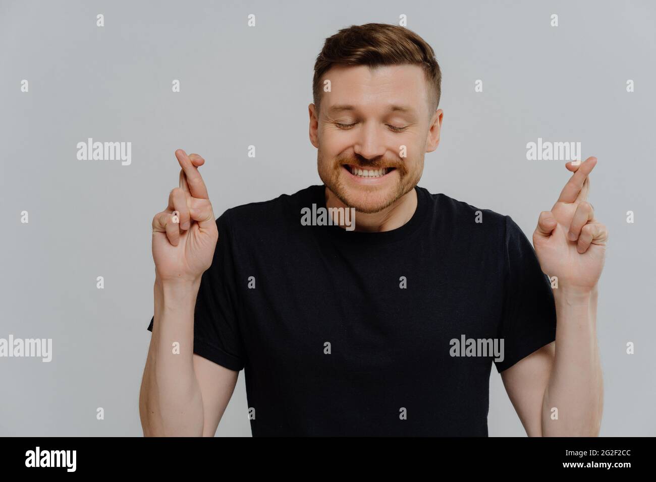 Homme croiser doigts Banque de photographies et d’images à haute ...