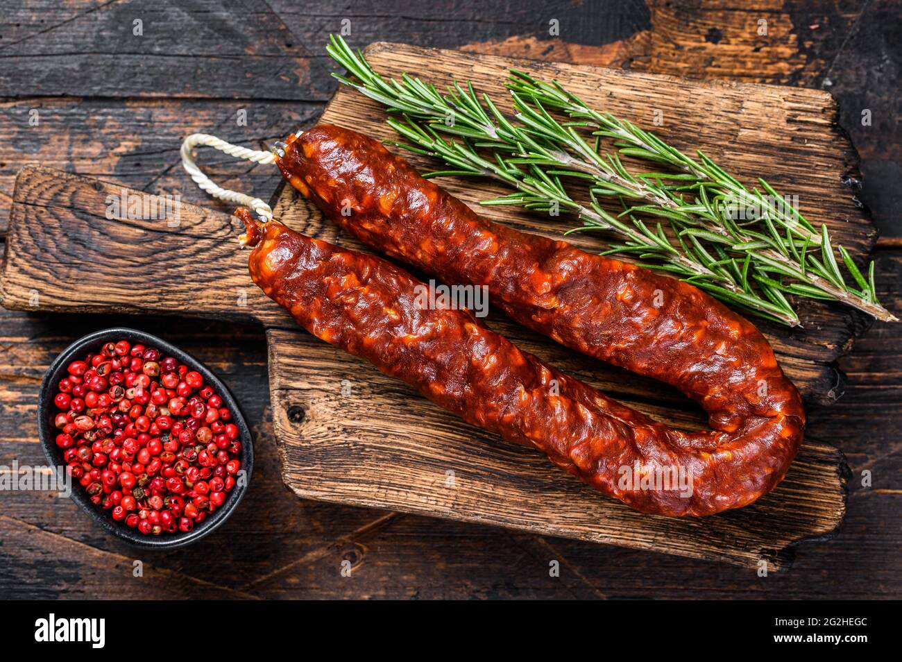 Saucisse de viande de porc séchée au chorizo sur une planche à découper en bois. Arrière-plan en ...