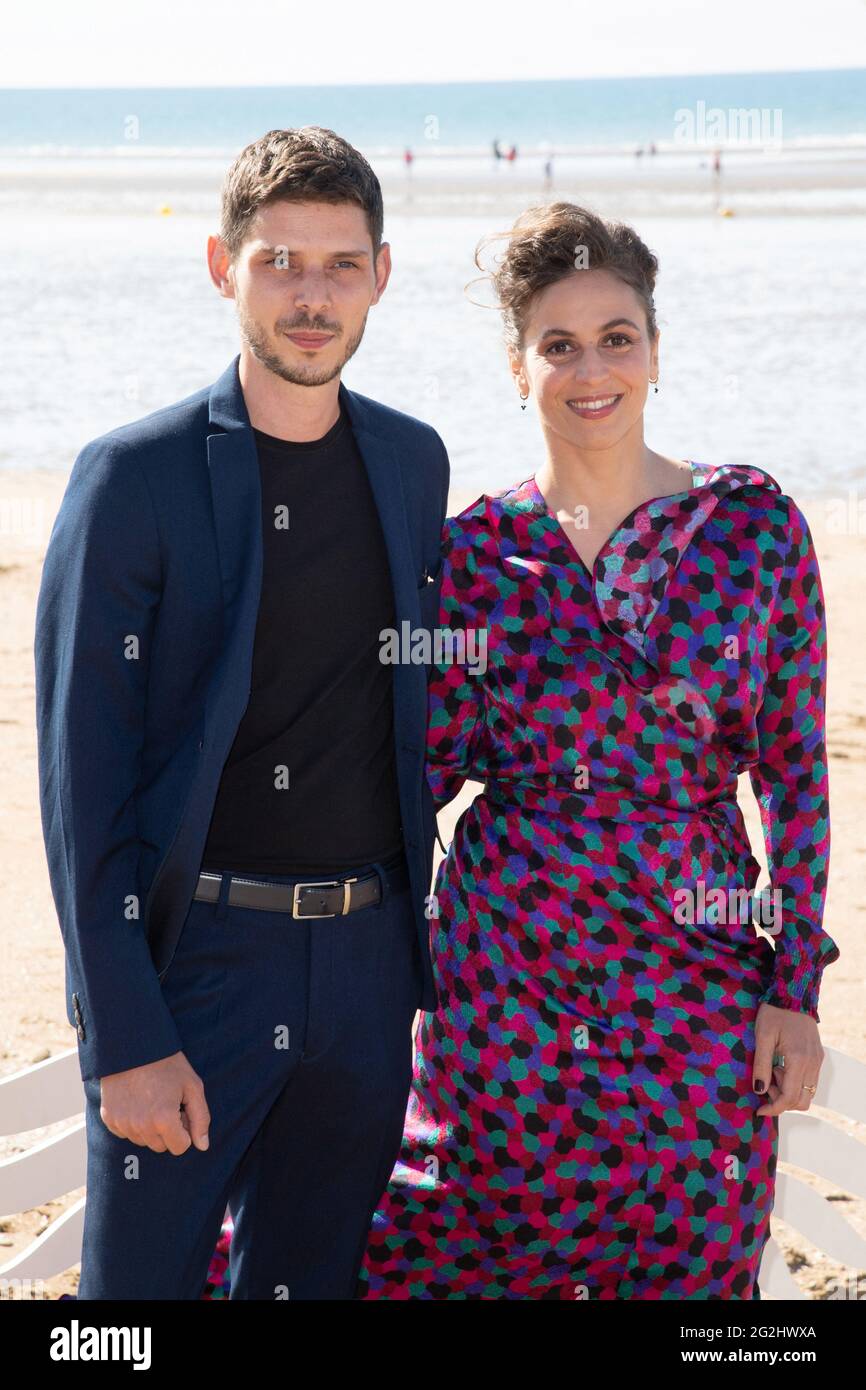 Schemci Lauth et Laura Muller assistent à la plage Photocall dans le ...