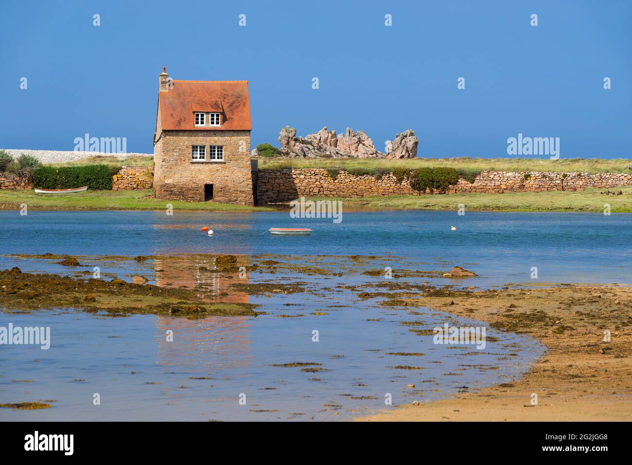 Moulin à marée, moulin à marée, Île de Balanec près de Buguélès, près ...