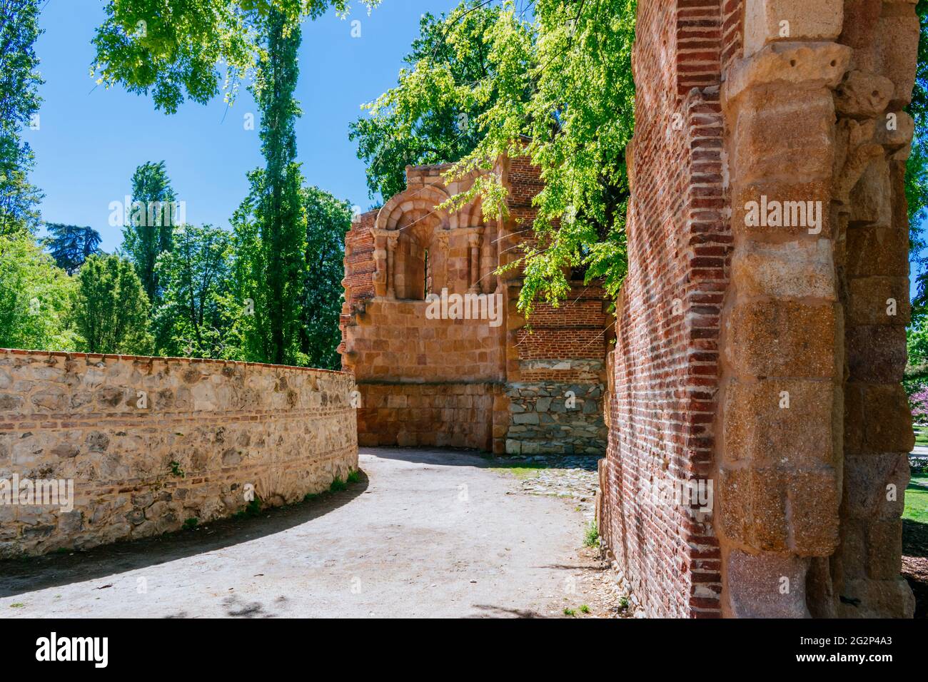 église romane en ruine Banque de photographies et d’images à haute ...