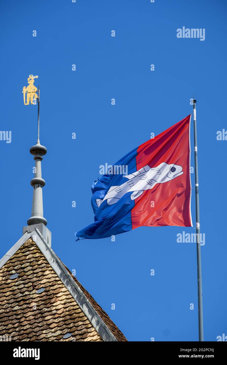 Drapeau du canton de Vaud sur le toit du château de Nyon, canton de ...