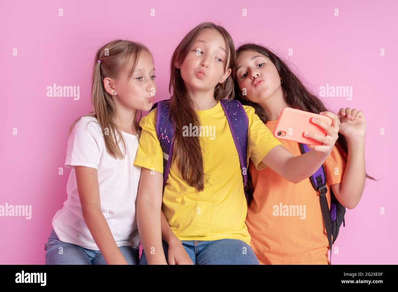 Pre Teen Girls Kiss Banque De Photographies Et Dimages à Haute