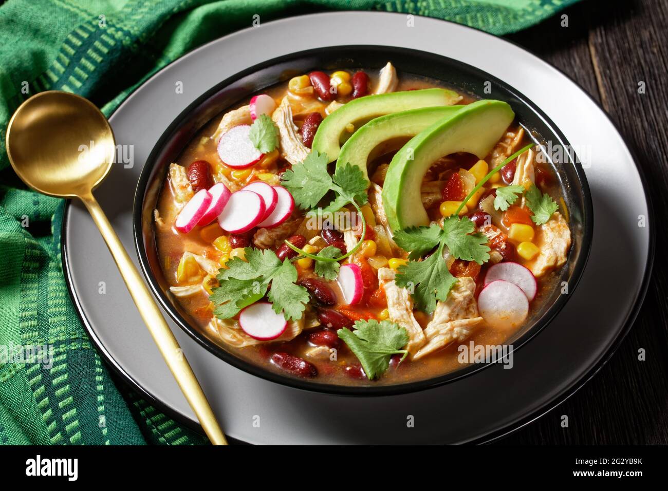 Soupe mexicaine de poulet et de tortilla au carb avec tomate, maïs ...