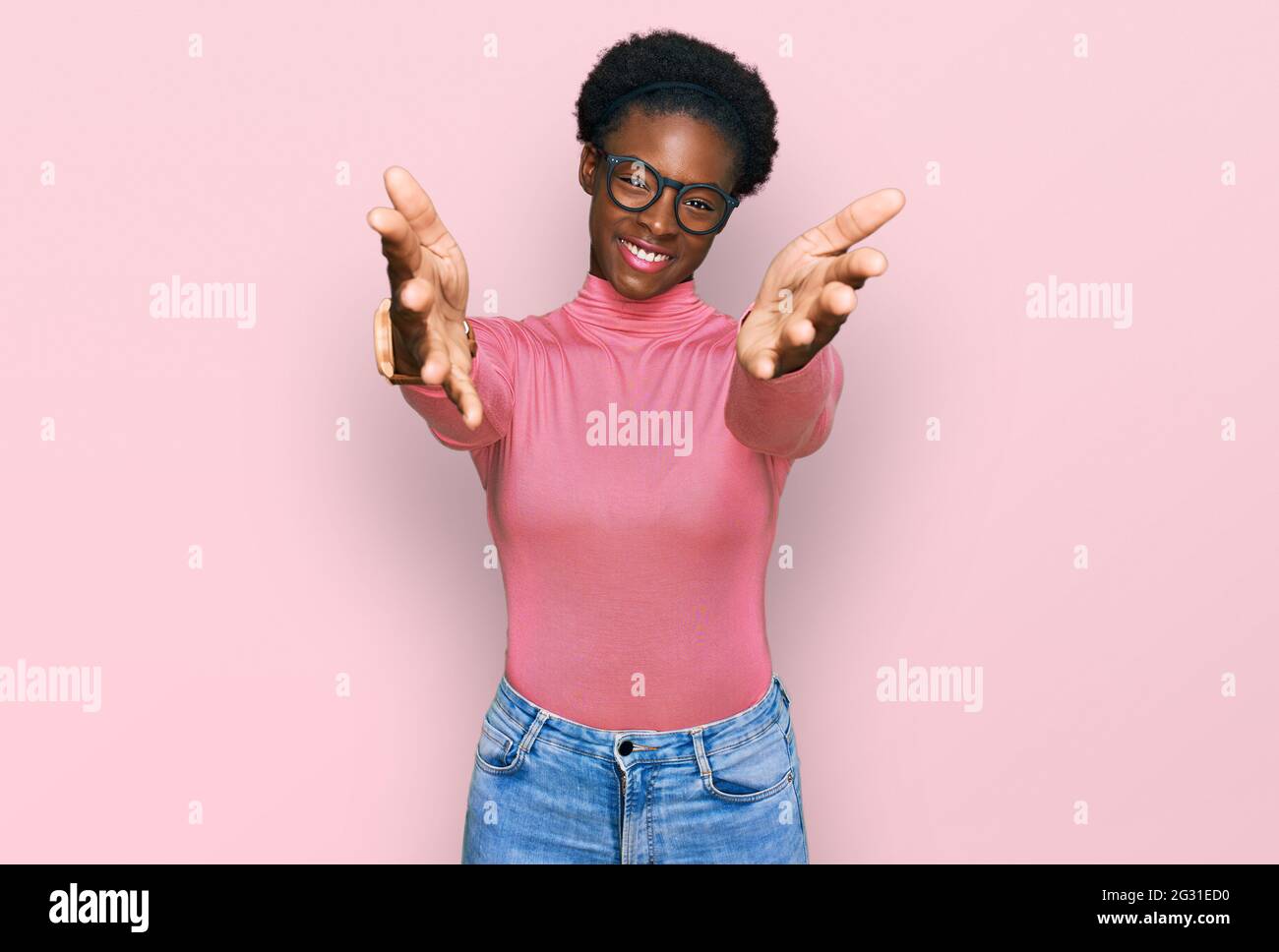 Jeune fille afro-américaine portant des vêtements et des lunettes ...