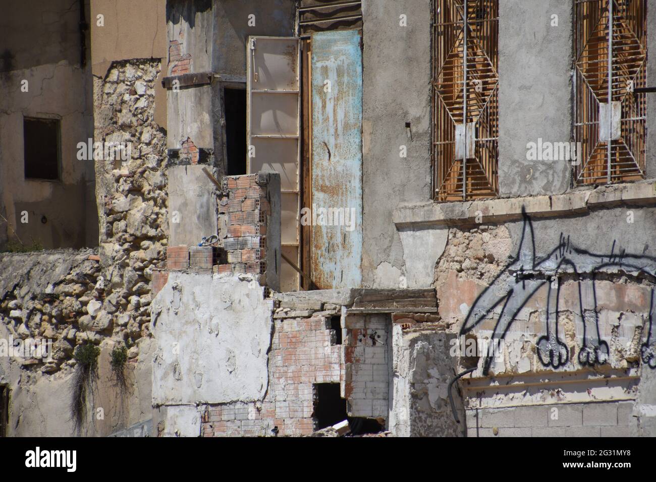 Vestiges d'un bâtiment et façade d'un bâtiment délabré.bâtiments ...