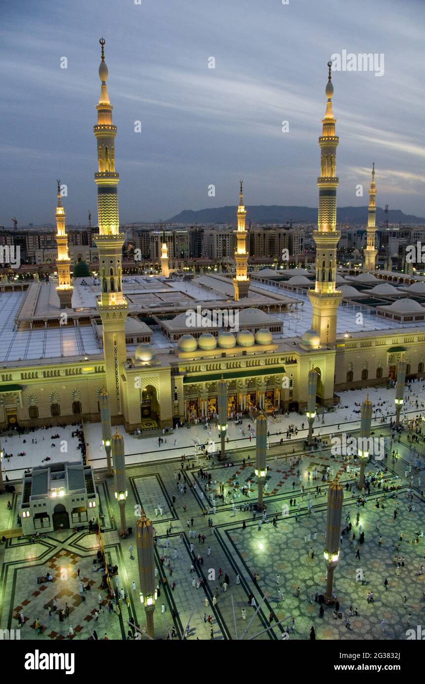 La mosquée du Saint Prophète (Masjid Nabawi) à Madinah, Arabie Saoudite ...