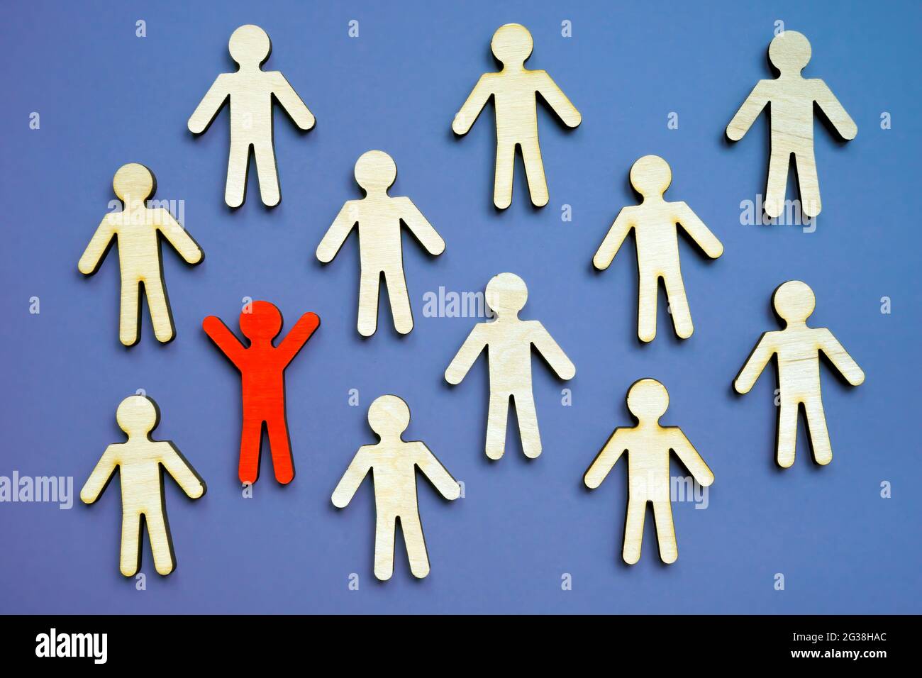 Être un concept différent. Une figurine unique dans la foule en tant ...