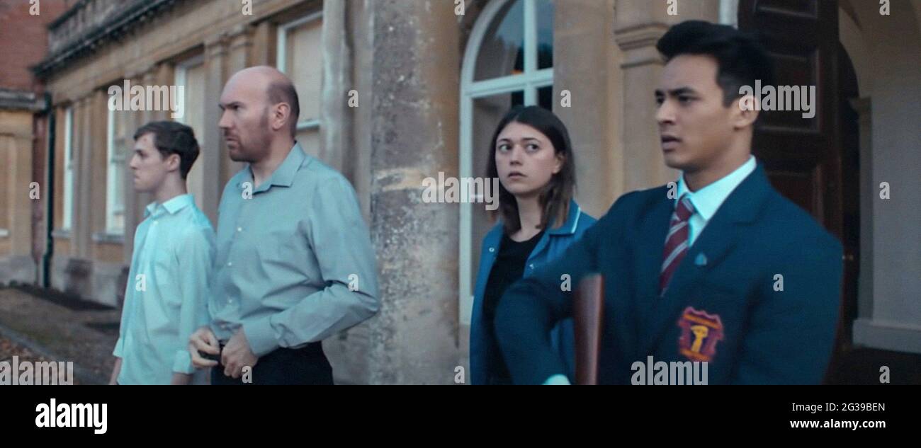 L'ÉCOLE EST TOUJOURS DEHORS, de gauche à droite : Oscar Kennedy, Alex Macqueen, Jasmine ...