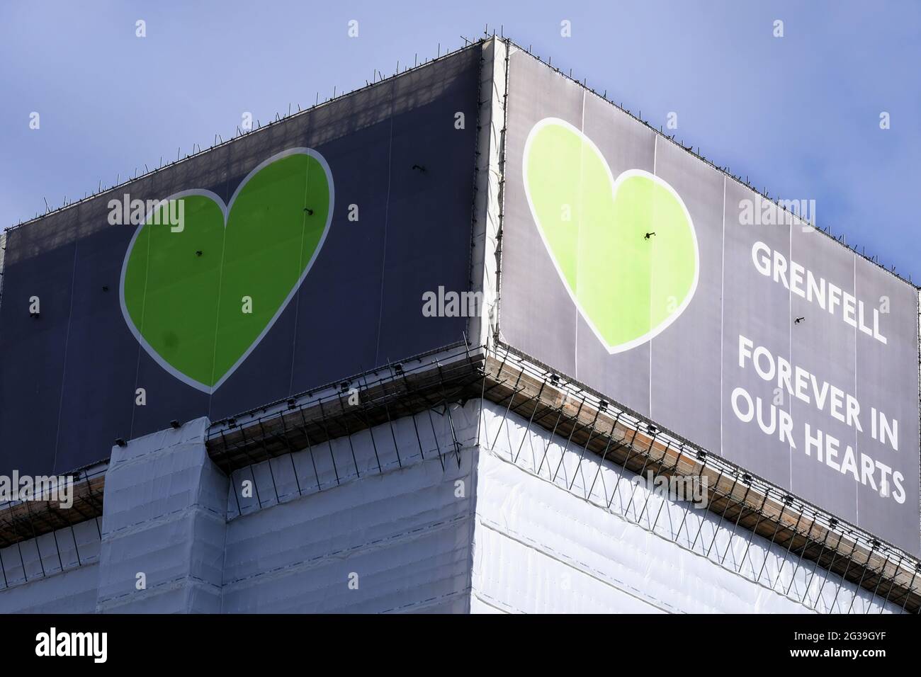 La bâche couvre la coquille brûlée de la tour Grenfell, avec le coeur ...